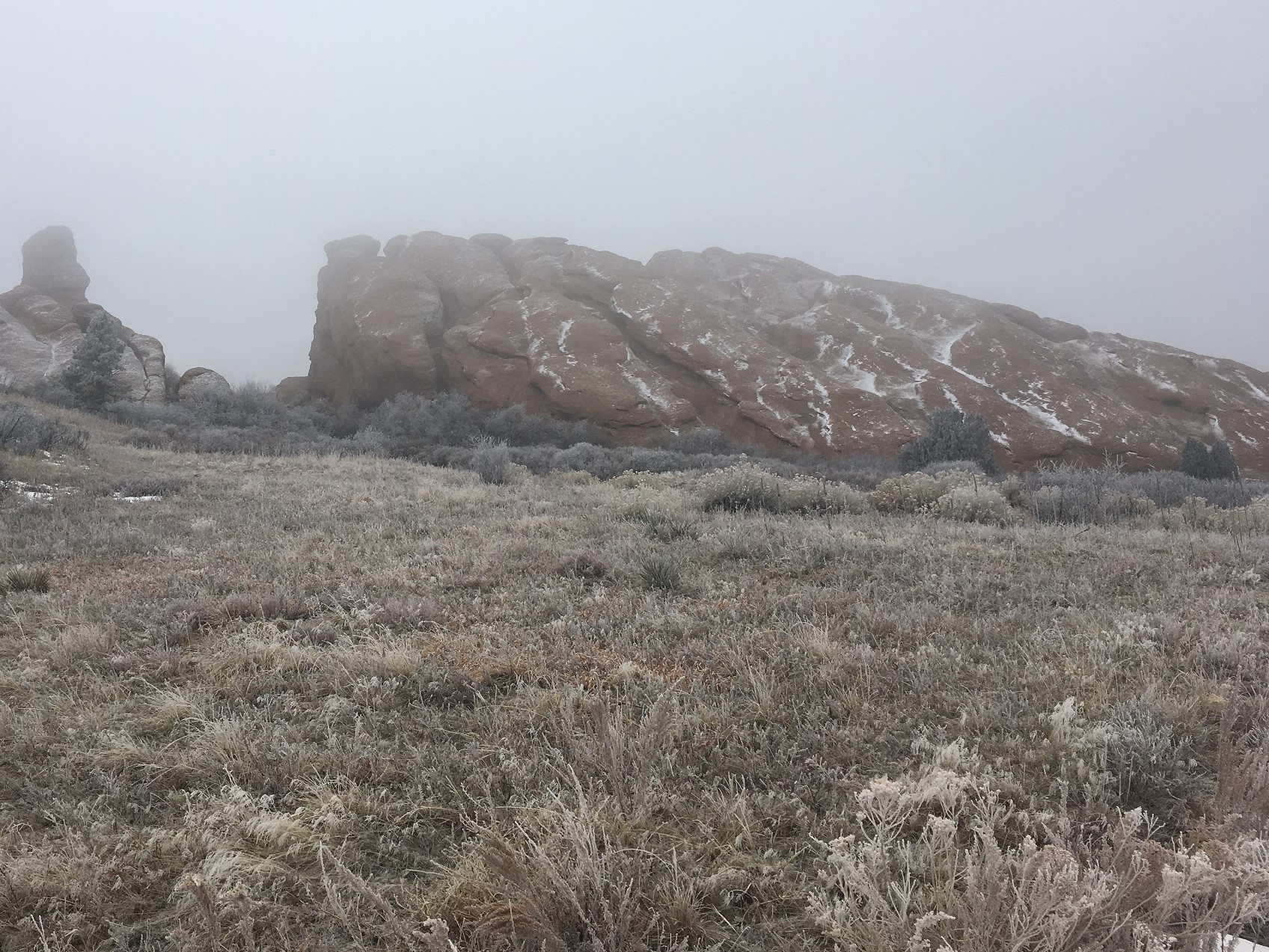 Red Rocks in the Snow – Trekking and Trails